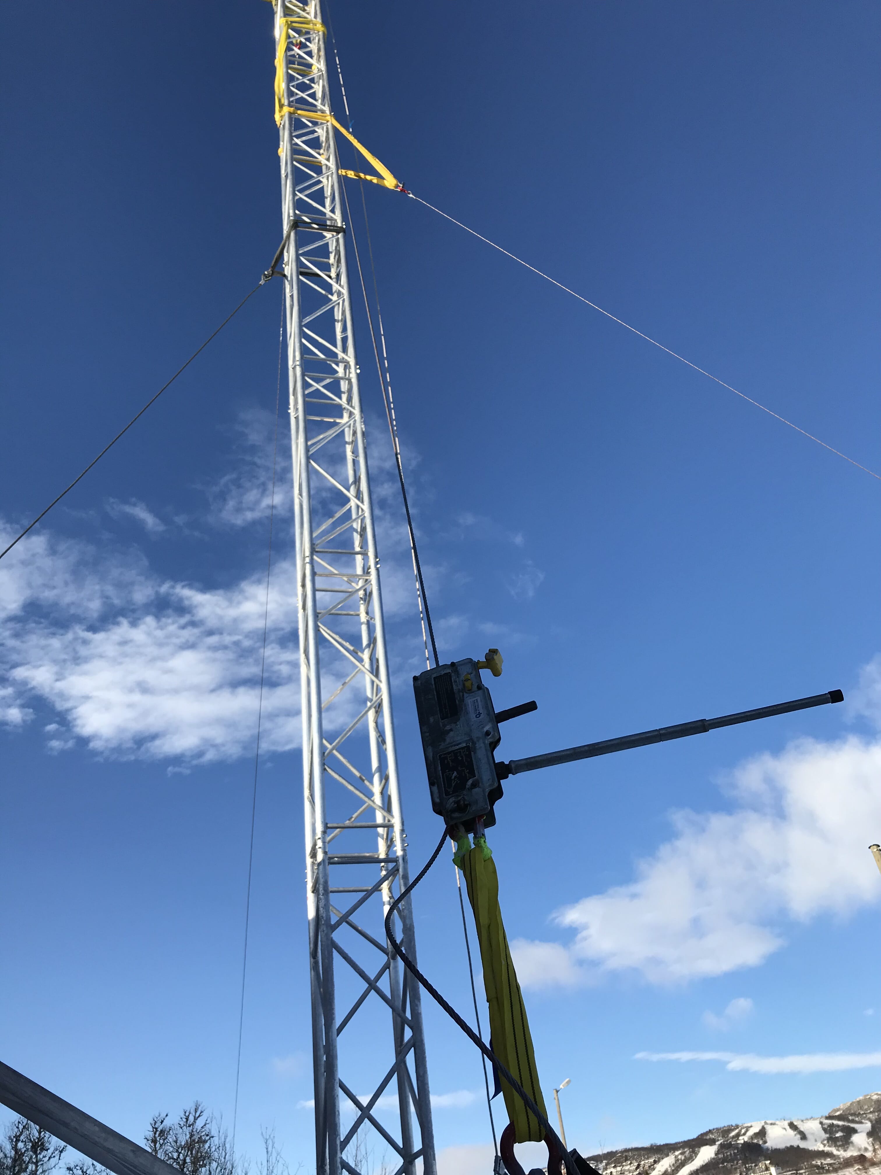 NRK rigger og sikrer sitt utstyr ved hjelp av Tirfor taljer på ...