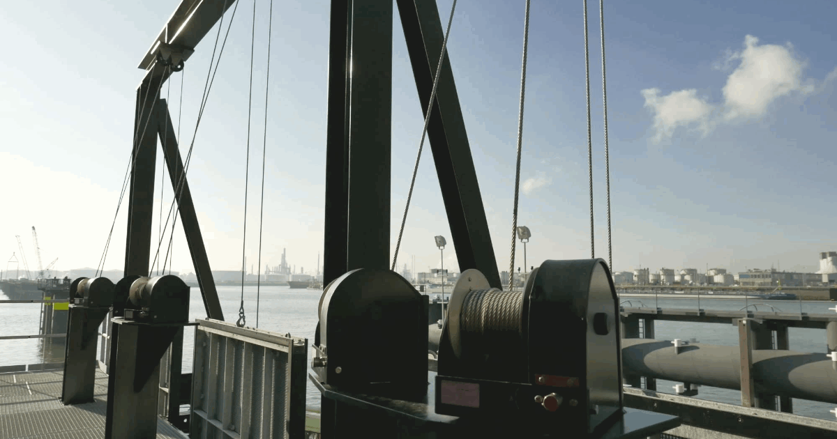 Bruk av maritime håndvinsjer for åpning av sluser ved havnen ...